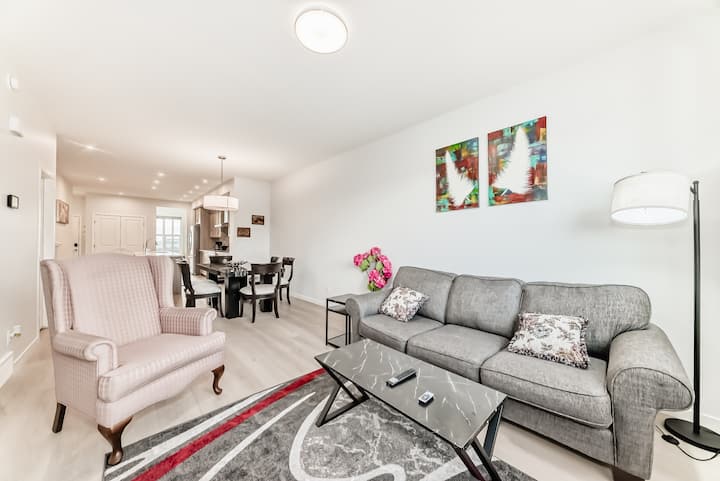 Cozy 3 Beds 2.5 Baths 2 Story Home - Calgary