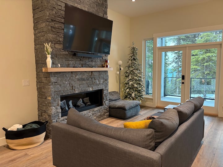 New One Level Home W/ Hot Tub, Garage, Bbq, Office - Armstrong