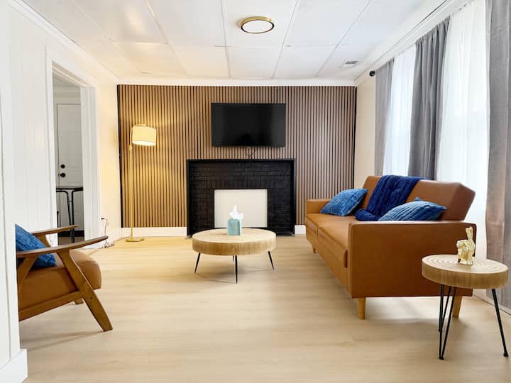 Redbrick Suites C | Queen 1bd\1ba Apt Near Ue - 伊凡斯維爾