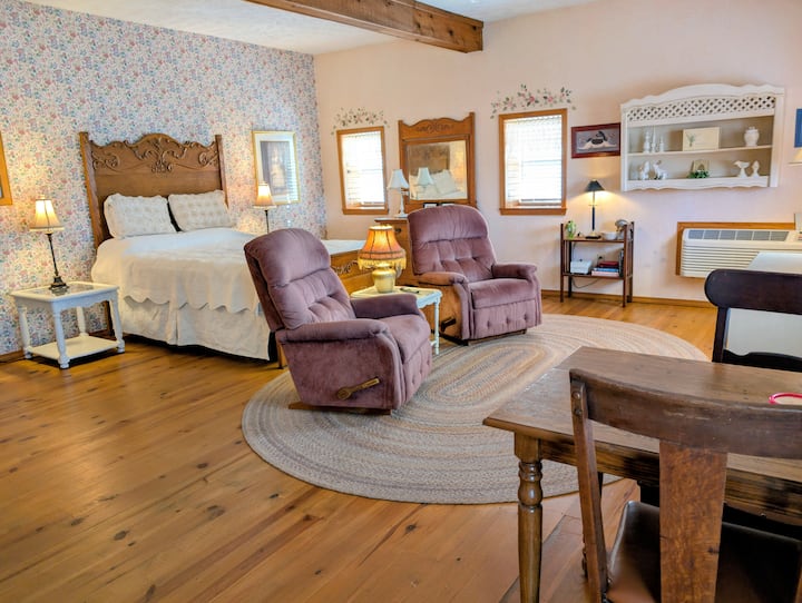 The Rose Room At Finley Valley Barn - Ozark, MO