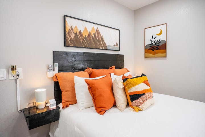 Boho-mod Studio Apartments In Ferris - Palmer, TX