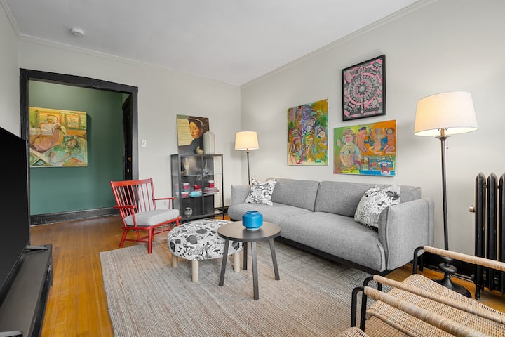 Room With A Bloom • Vintage Flat Near Wrigley - River North - Chicago