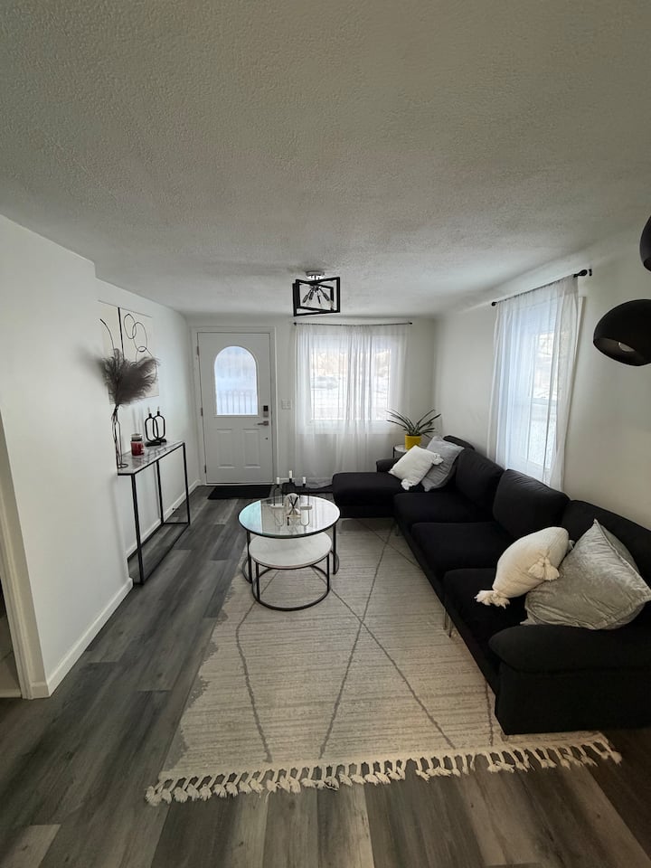 Modern 3-bedroom 2 Full Bath-near Downtown Detroit - Warren, MI