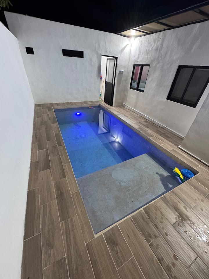 Linda Casa 2 Recámaras, Cochera Techada Y Piscina - Mérida