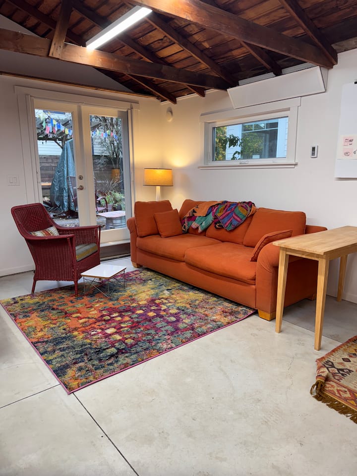 Studio With Bliss In One Room. - Bellingham, WA