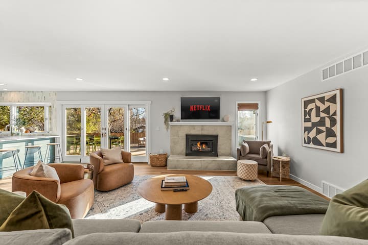 Sleeps 17 | Backyard Oasis, Hot Tub, Gym - Golden, CO