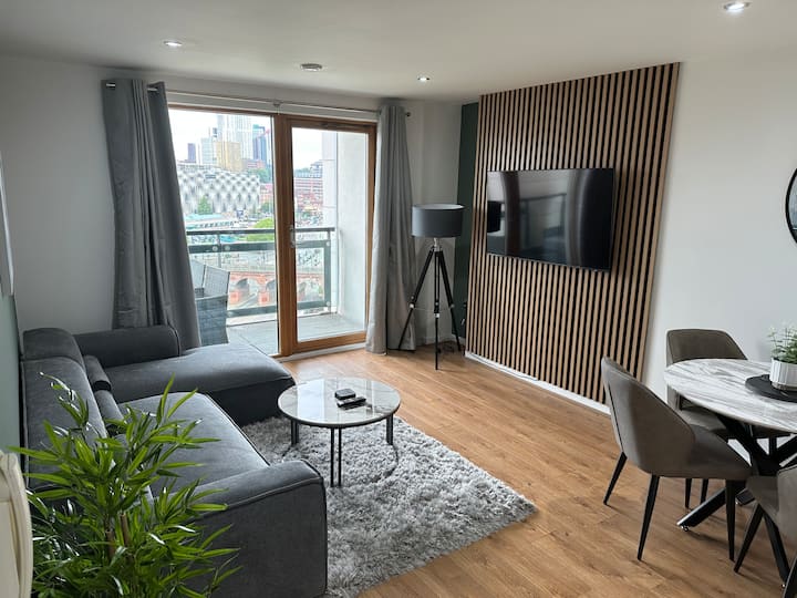 Modern Two Bed Two Bath - High Floor + City Views - Leeds