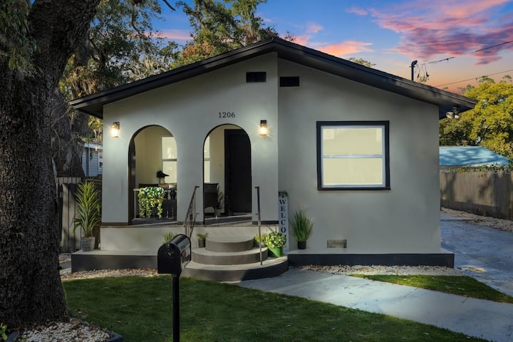 Newly Renovate Tampa Home Near Busch Gardens - Tampa, FL