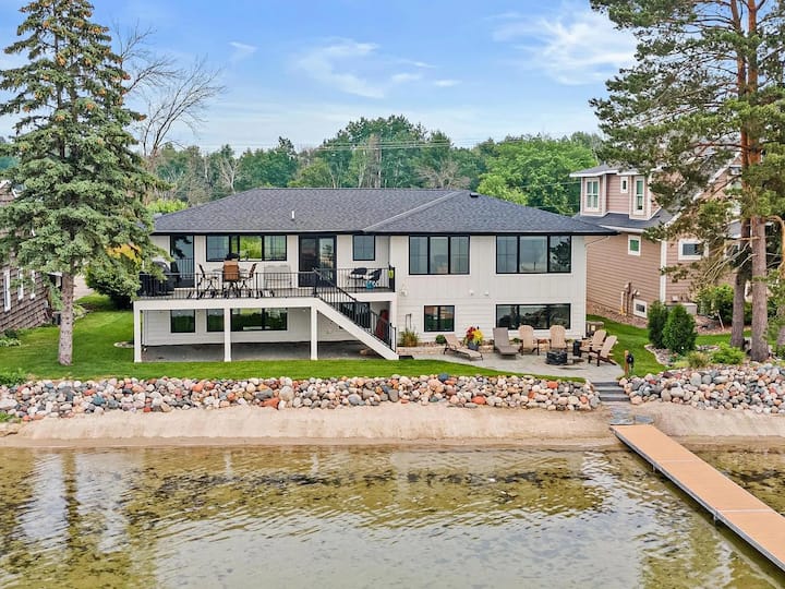 Luxury Lakefront Retreat | Hot Tub | Sleeps 14 - Blaine, MN