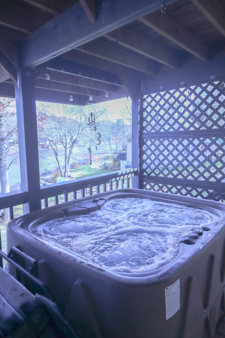 Lakefront Getaway • Hot Tub, Decks, Fires & More - Waterbury, CT