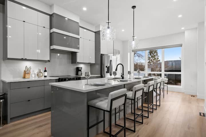 {Pearl} Luxury • King Bed • Chef Kitchen • Parking - Calgary
