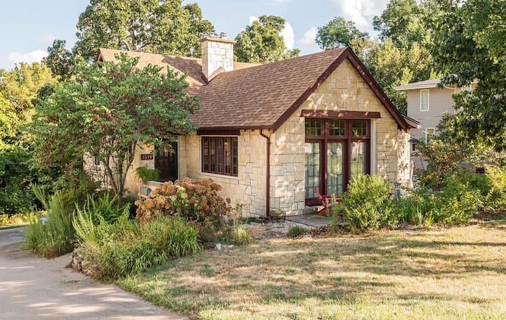 Charming Historic Cottage On Green Berry - Jefferson City, MO