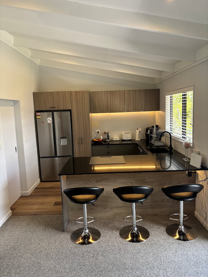 Family Friendly Fernhill Home, Incredible Views - Queenstown