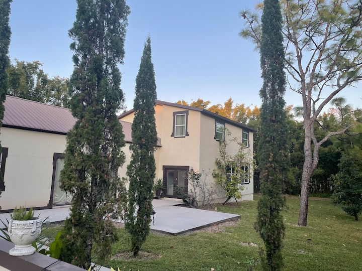 A Stunning Retreat On A Luxurious 2 Acre Estate - Lake Mary, FL
