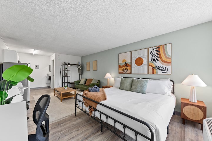 King Studio Getaway | 5 Minutes To Dt And Jax U - Jacksonville, FL