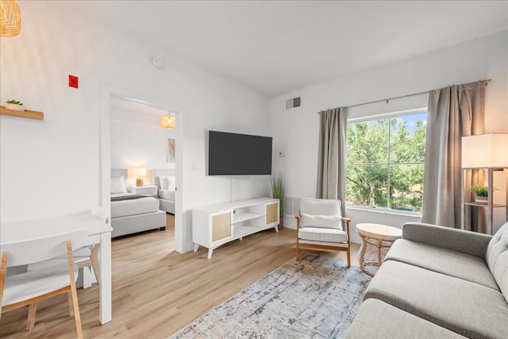 Suite Near Disney, Free Parking + Shuttle To Parks - Lake Buena Vista, FL