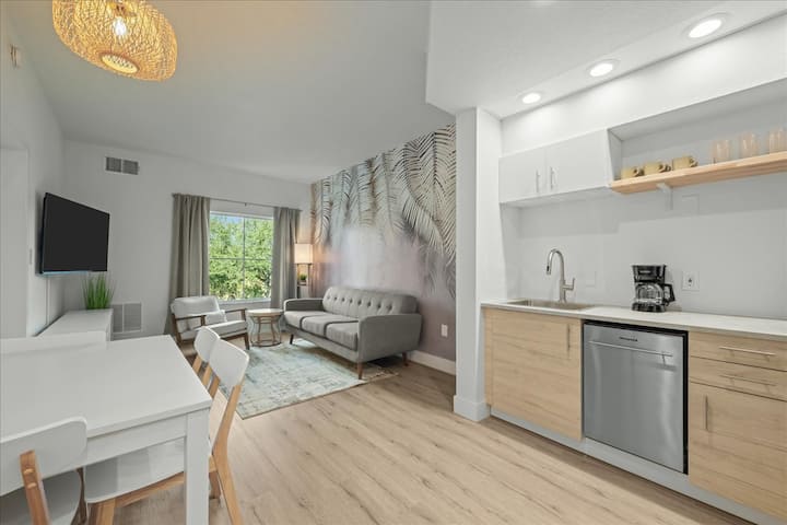 Suite Near Disney, Free Parking + Shuttle To Parks - Walt Disney World® Resort, Orlando
