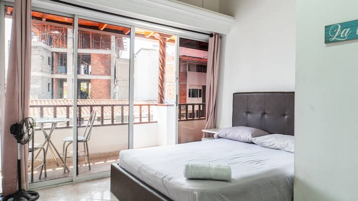 Amplio Lugar Con 5 Bd, Balcon Y Cerca Al Estadio. - Bello