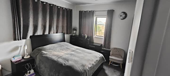 Master Bed Room Plus Own Study Room And Balcony - Auckland