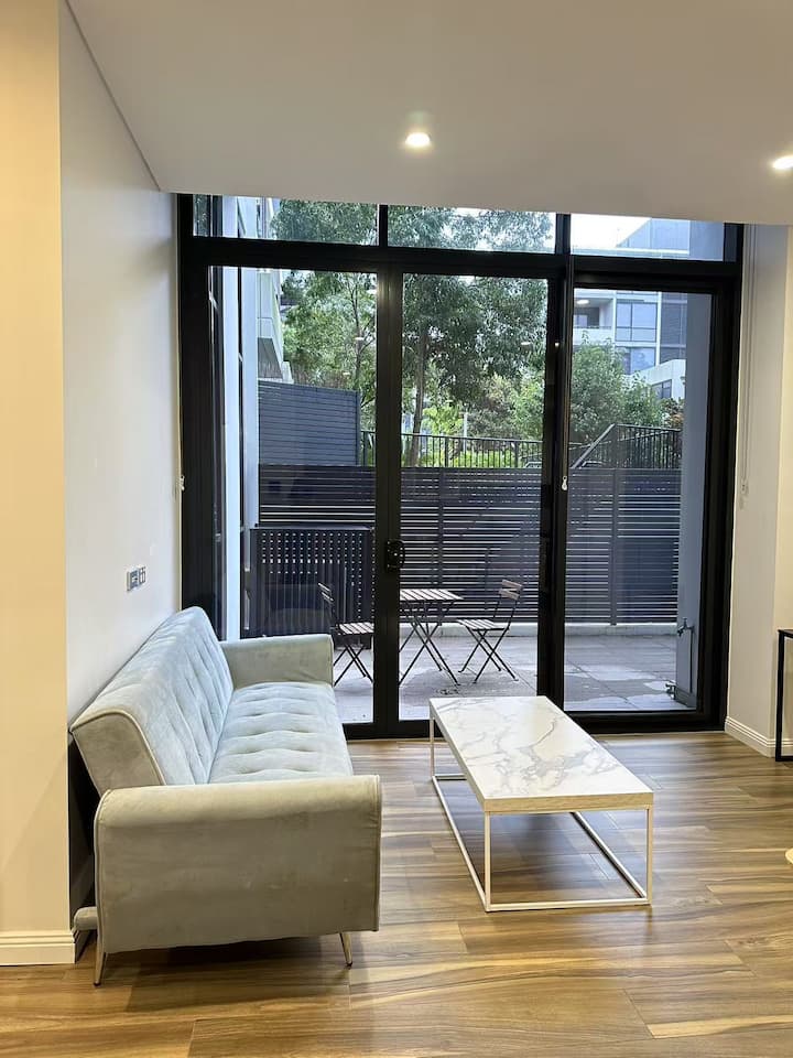 免费车位！提供健身房和游泳池，近悉尼机场的二居室，靠近地铁站，出行便利 - Kensington