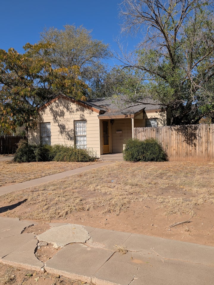 Quaint 2br/2 Blocks To Tech/walk To Hospital/pets - Lubbock, TX