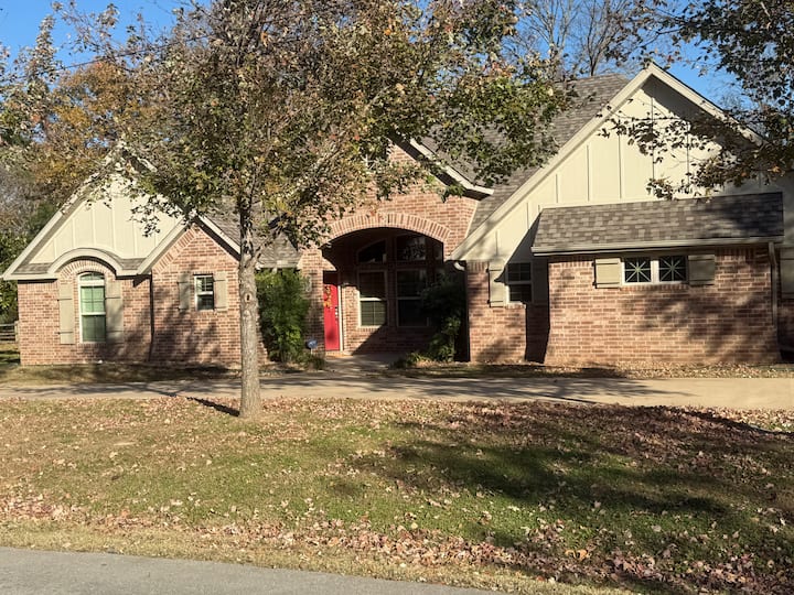 Downtown Peaceful Cottage - Siloam Springs, AR