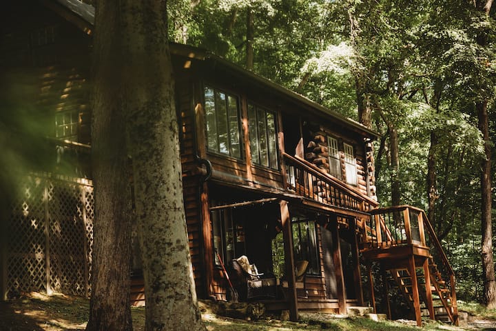 Cozy Pines | Family Retreat | Treehouse | Hot Tub - Nashville, IN