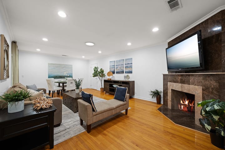 Modern 4br 1.5ba W/pool Table - San Fernando, CA