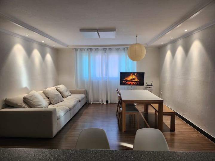 [신규숙소]앞산/호텔 침구/다인원/침실3/욕실2/넓은 거실/가족, 친구 단체 추천/세탁건조 - Daegu