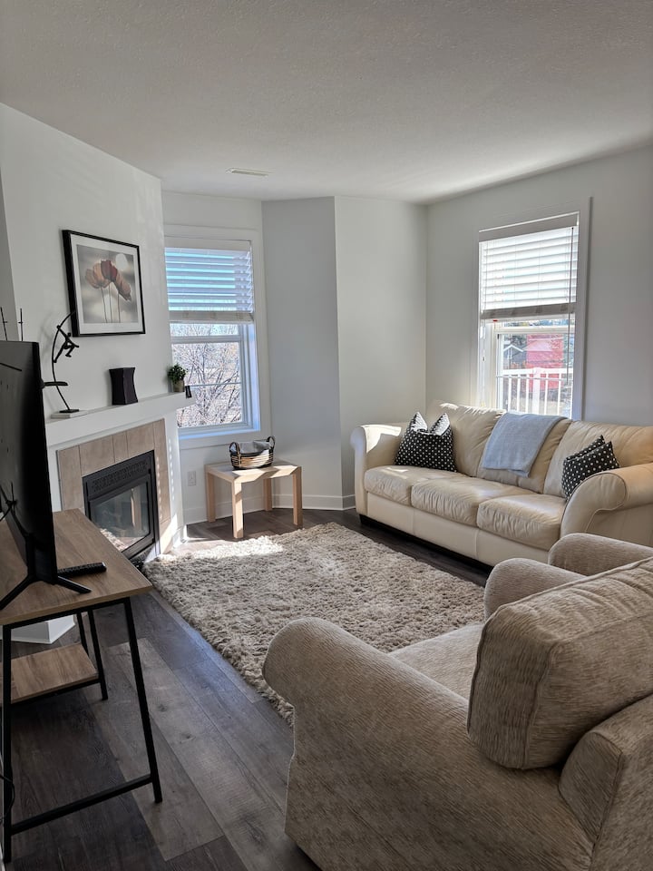Cozy Yet Spacious 2 Level Townhome. - Okotoks