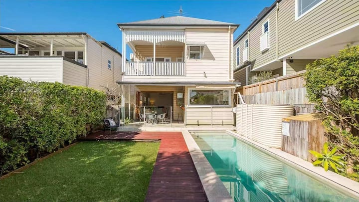 East Brisbane Federation-style Pool Villa - Brisbane