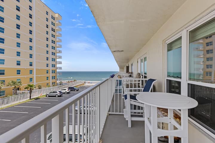 Ocean Front And River View Studio. - Daytona Beach Shores, FL