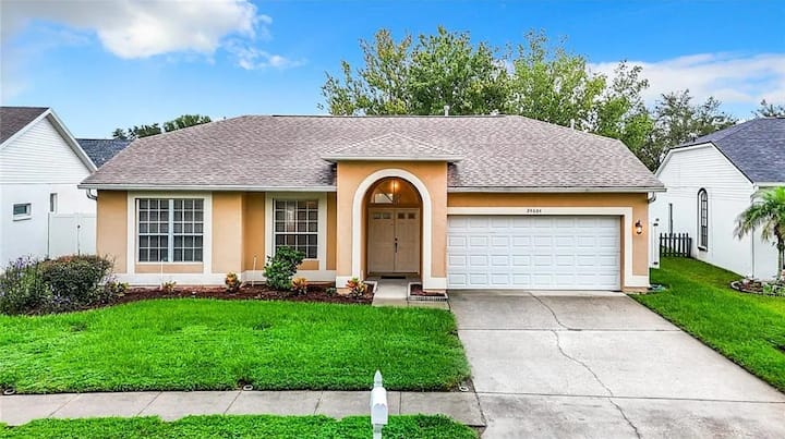 Cozy Spacious Modern Home Decorated With Love - Land O' Lakes, FL