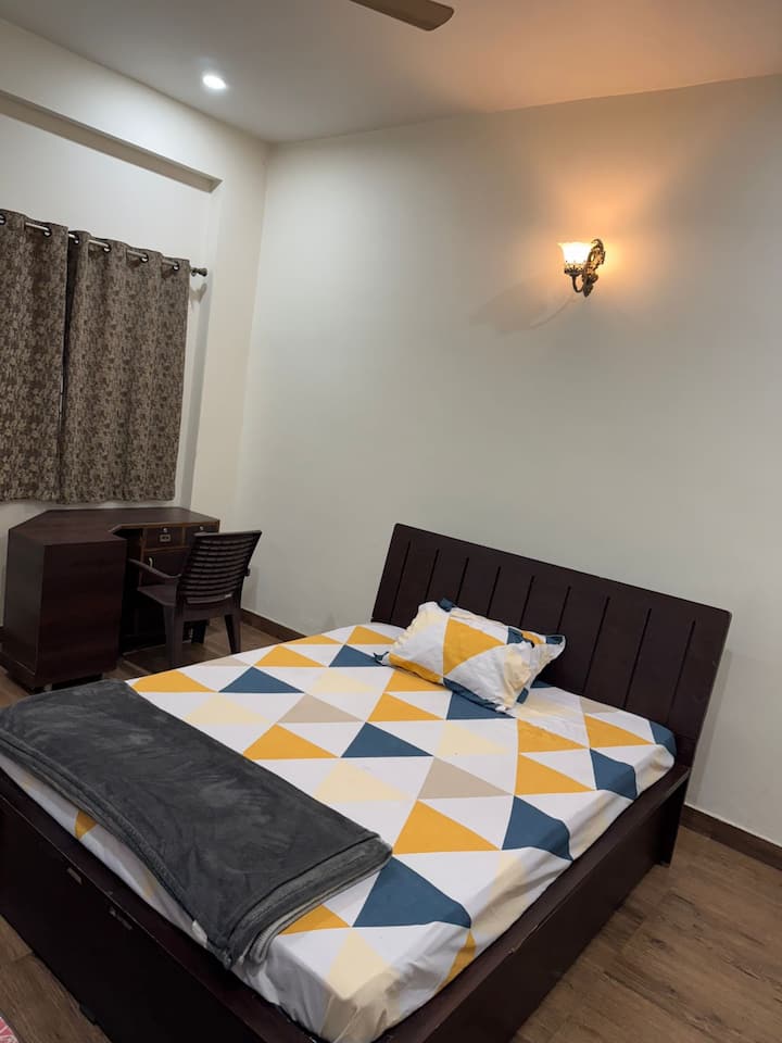 Place Offers A Double Bed+study Table + Bathroom. - Jamshedpur