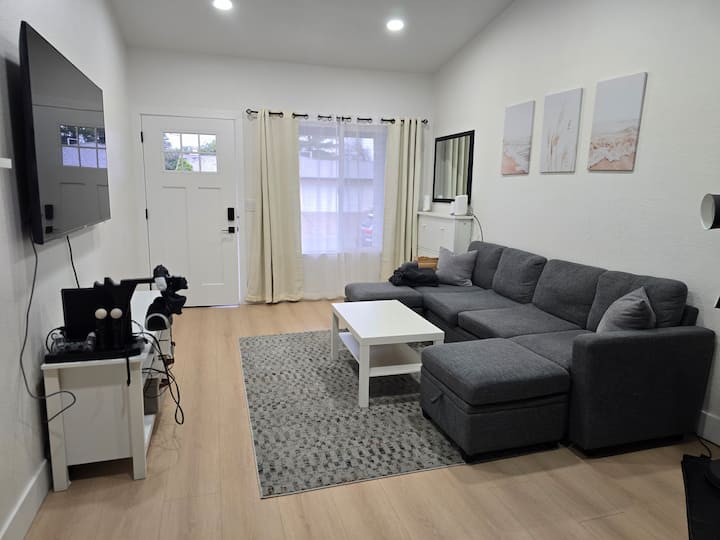 Modern Comfort With Hot Tub • Sleeps 12 • Patio - Sacramento, CA