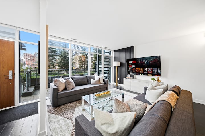 Luxury 4br Home | Sleeps 14 | 85” Tv + Parking! - Toronto