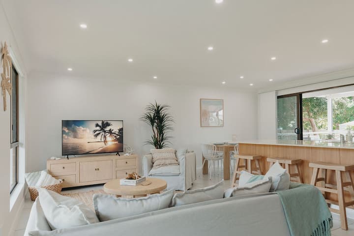 Sea Haven Sleeps 9 - Steps To The Beach - Coffs Harbour