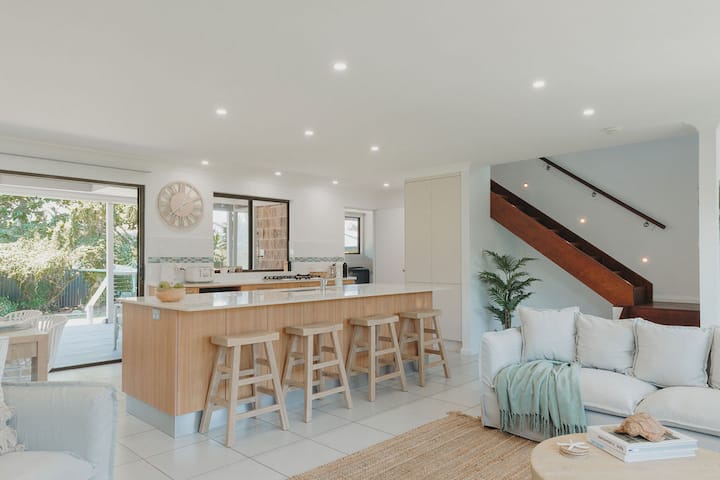 Sea Haven Sleeps 9 - Steps To The Beach - Coffs Harbour