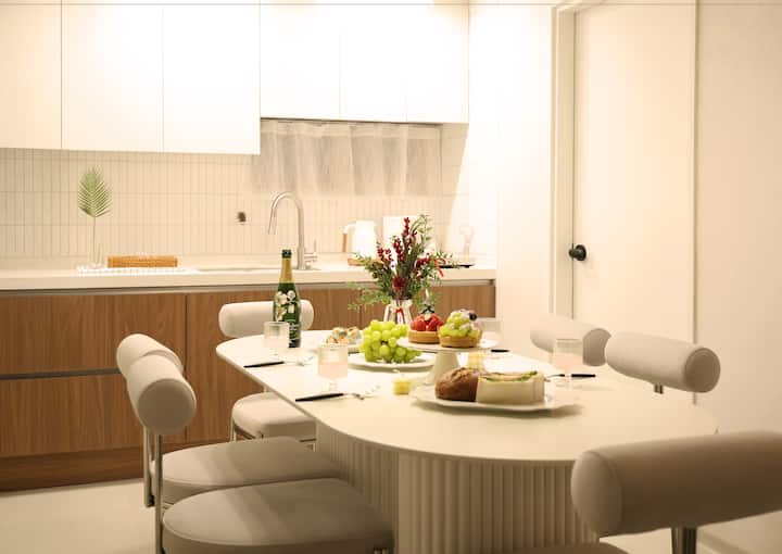 [Open할인]
성수 연무장길,호텔인테리어
#공항버스4분#강남#종로#명동#ddp#kspo돔 - South Korea