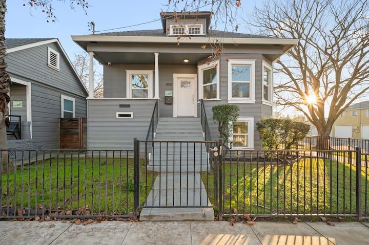 Lovely 2br Abode Near Curtis Park & Downtown Vibes - Sacramento, CA