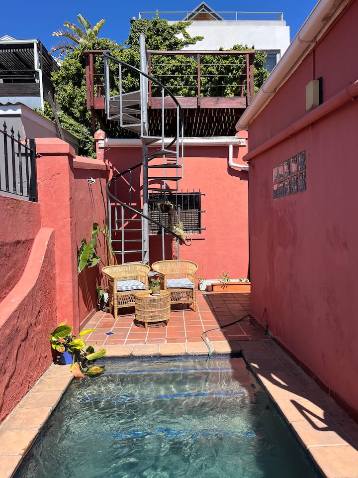 Art-filled Seapoint Haven With Pool, Deck & Garden - Camps Bay
