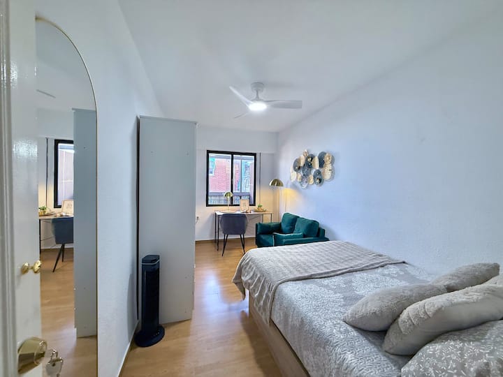 1.- Bright Room Fast Wifi, 15’center, 2’ Tram/bus - Alicante