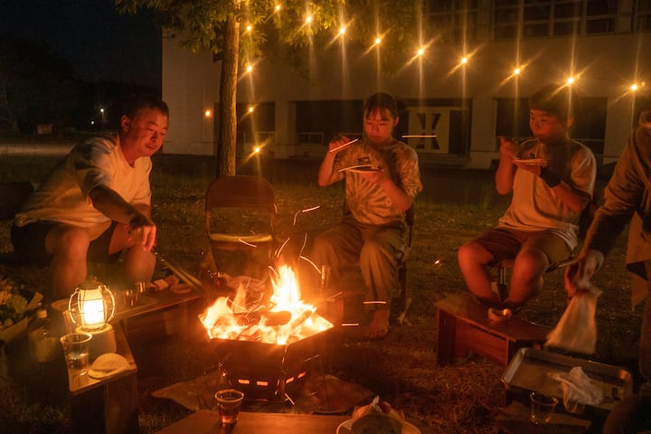【焚き火・泊まれる小学校】秘密基地ベッド・男性専用シェアルーム/ 朝食付き - 요네자와시