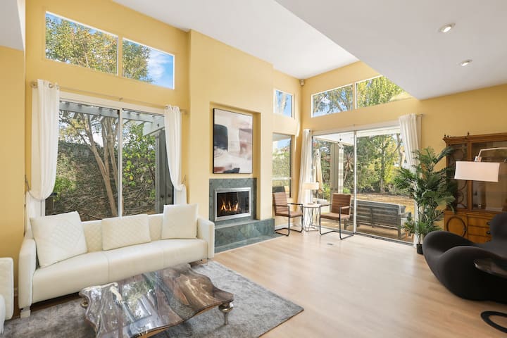 Lakefront 2-story 4b Condo With Big Backyard - Irvine, CA