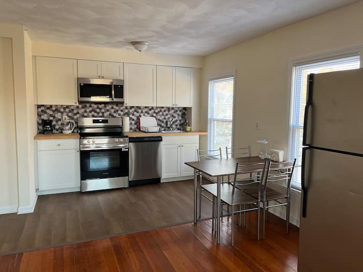 Bright & Spacious 1br, 3rd Floor, Near T, Parking - Wakefield, MA