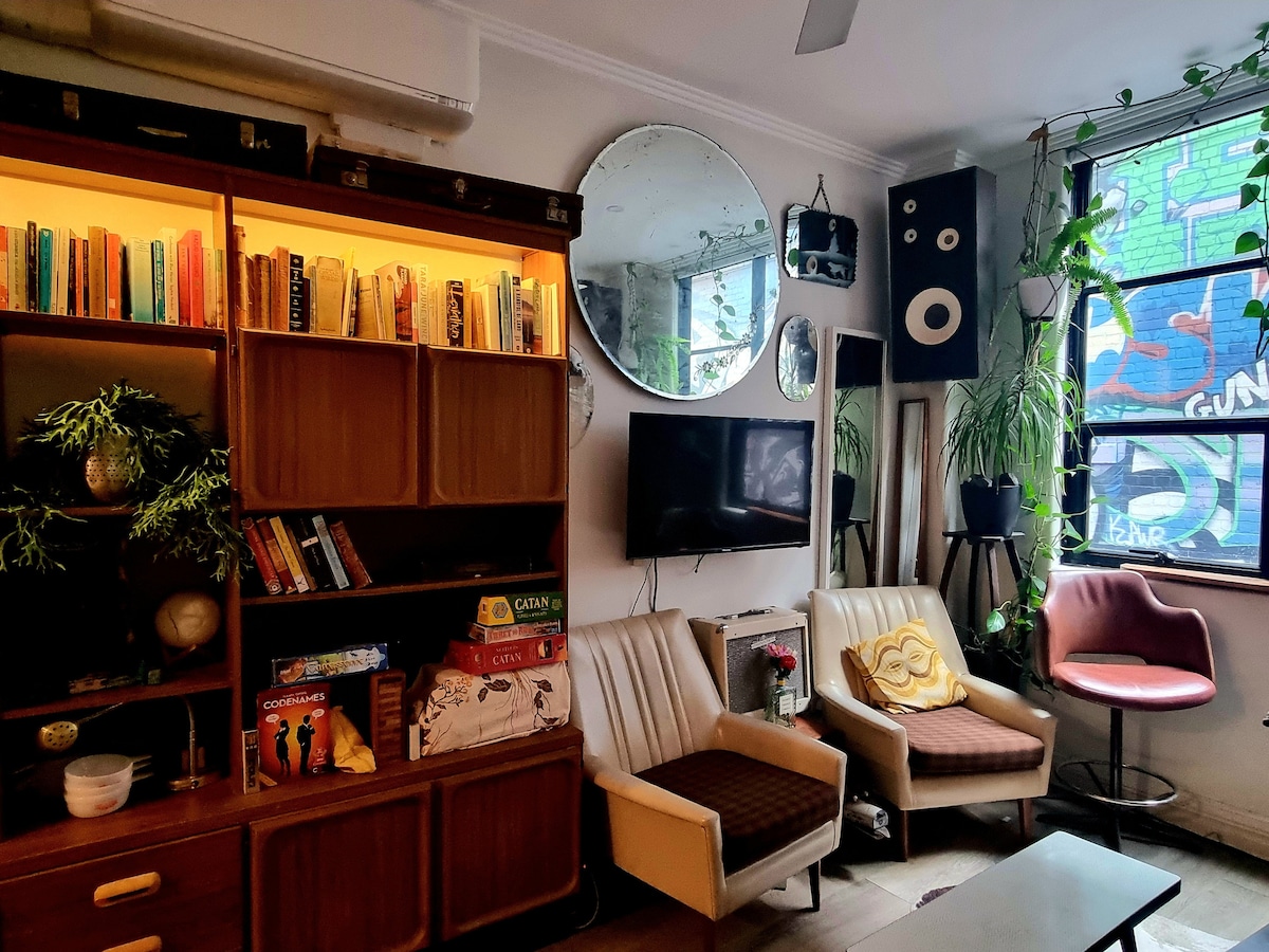Retro apartment looking onto Hosier Lane - Apartments for Rent in ...