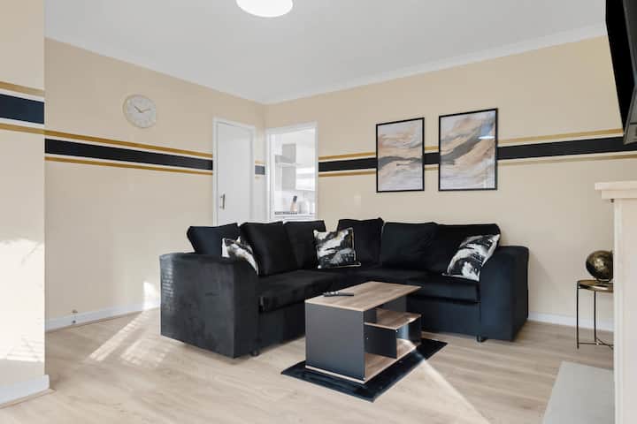 Business Stay | Sleeps 9 |Parking| Monthly 38% Off - Loughborough