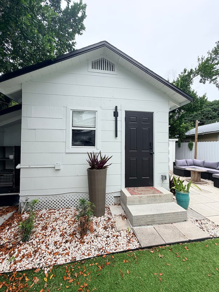 St Pete Bungalow Minutes From Downtown And Beach - St. Petersburg, FL
