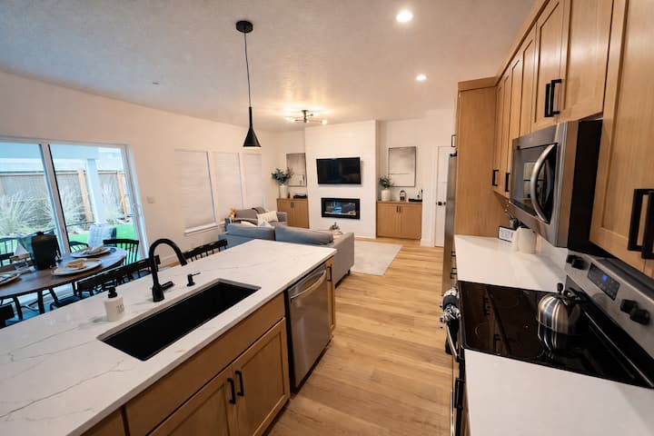 Bright Modern Home, Sauna, King, 1.9 Mi. To Autzen - Springfield, OR