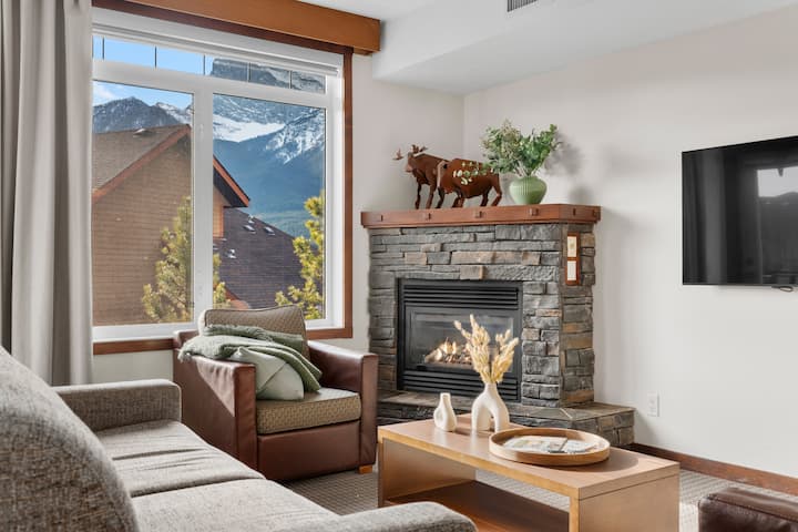 Top Floor Suite | Mountain Views | Hot Tubs & Gym - Canmore